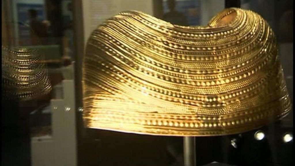 Mold gold cape back on display in Cardiff and Wrexham - BBC News