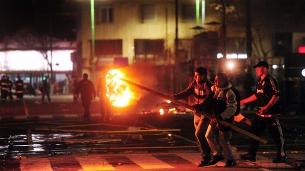 Railway workers' strike in Buenos Aires ends in riots - BBC News