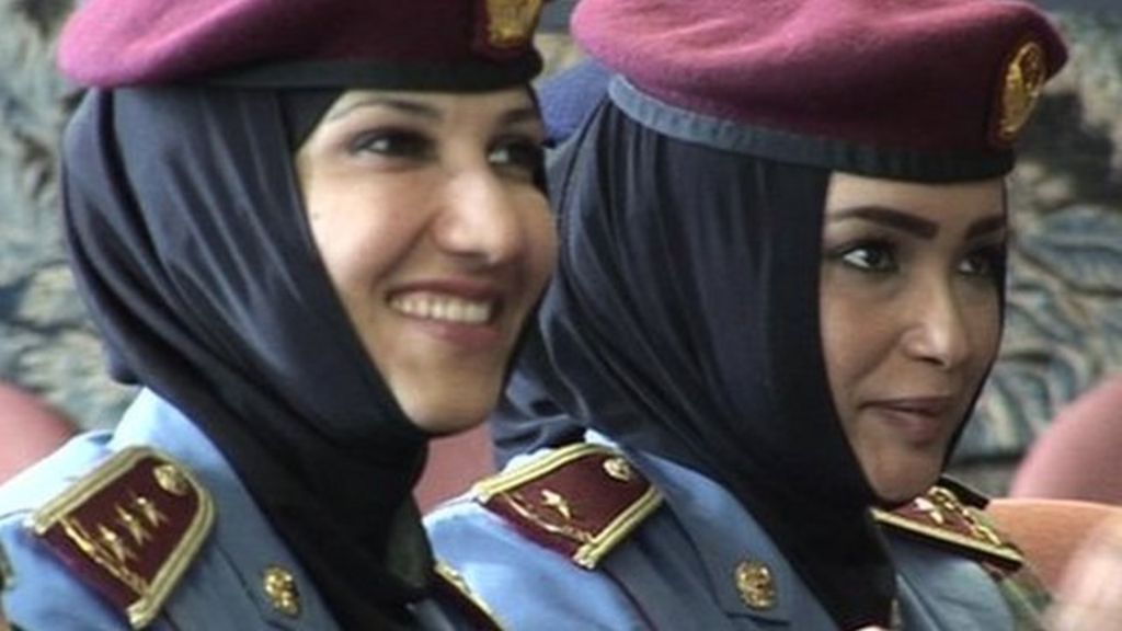 Middle East female police officers train in Hampshire - BBC News