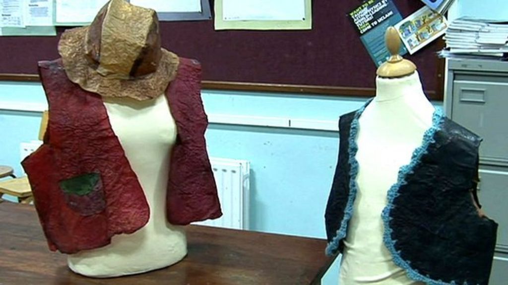 Manx students grow their own clothes from bacteria - BBC News