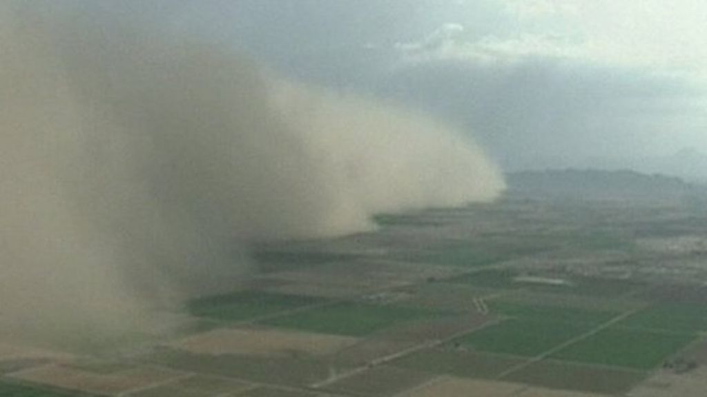 Dust storm rolling over Phoenix - BBC News