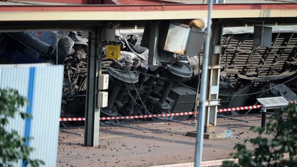 French rail crash caused by 'technical fault' - BBC News