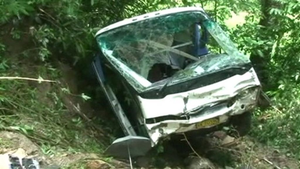 Eight dead and 19 injured after a bus crash in China - BBC News