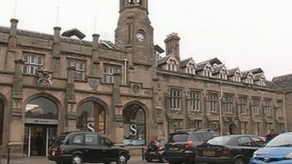 Carlisle Railway Station lift fire - BBC News