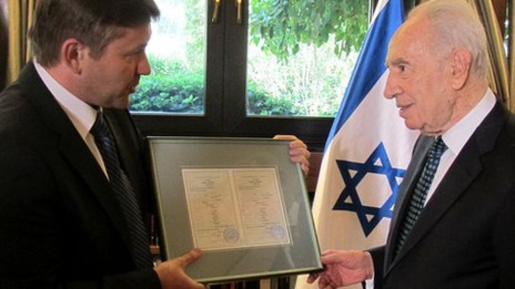Israel: Polish-born president given Belarusian birth certificate - BBC News
