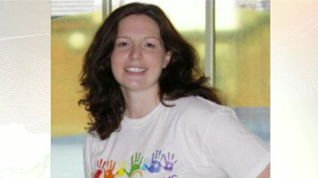 Tributes paid to Channel swimmer Susan Taylor - BBC News