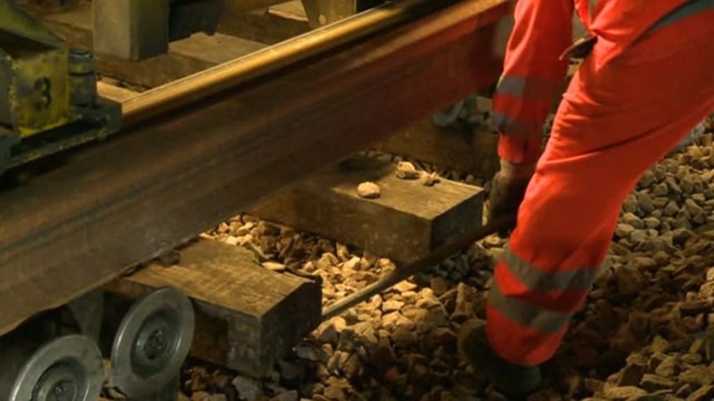 Track train cuts disruption during rail repairs - BBC News