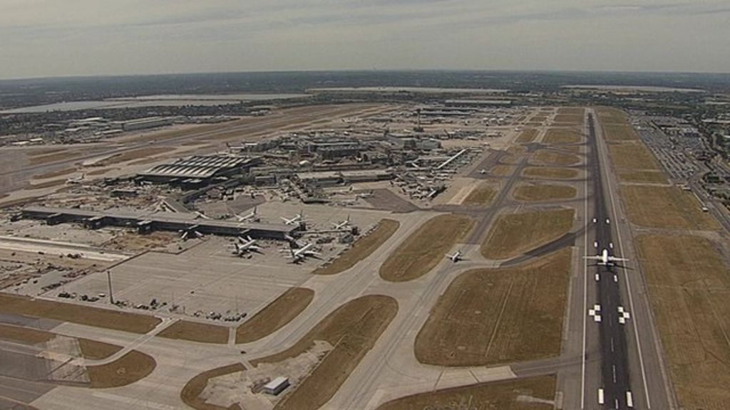 An aerial view of Heathrow's third runway options - BBC News