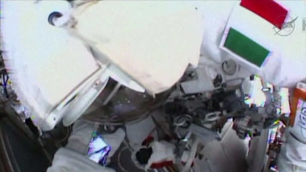 ISS spacewalk: Leak springs in astronaut's helmet - BBC News