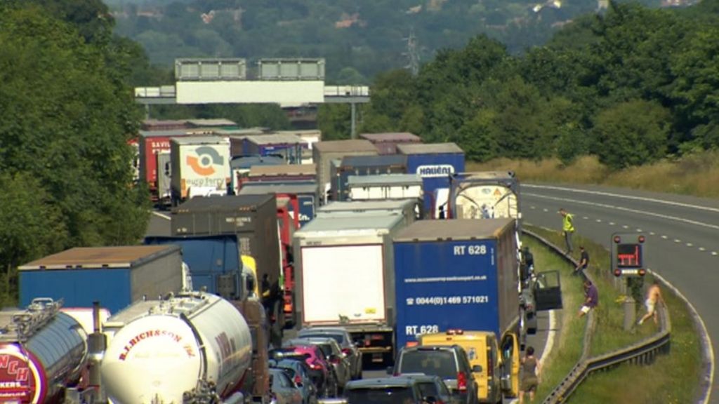 M180 motorway crashes leave four in hospital - BBC News
