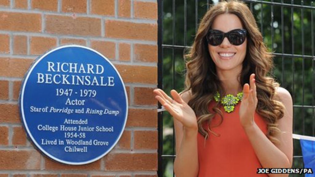 Kate Beckinsale unveils plaque for father Richard - BBC News