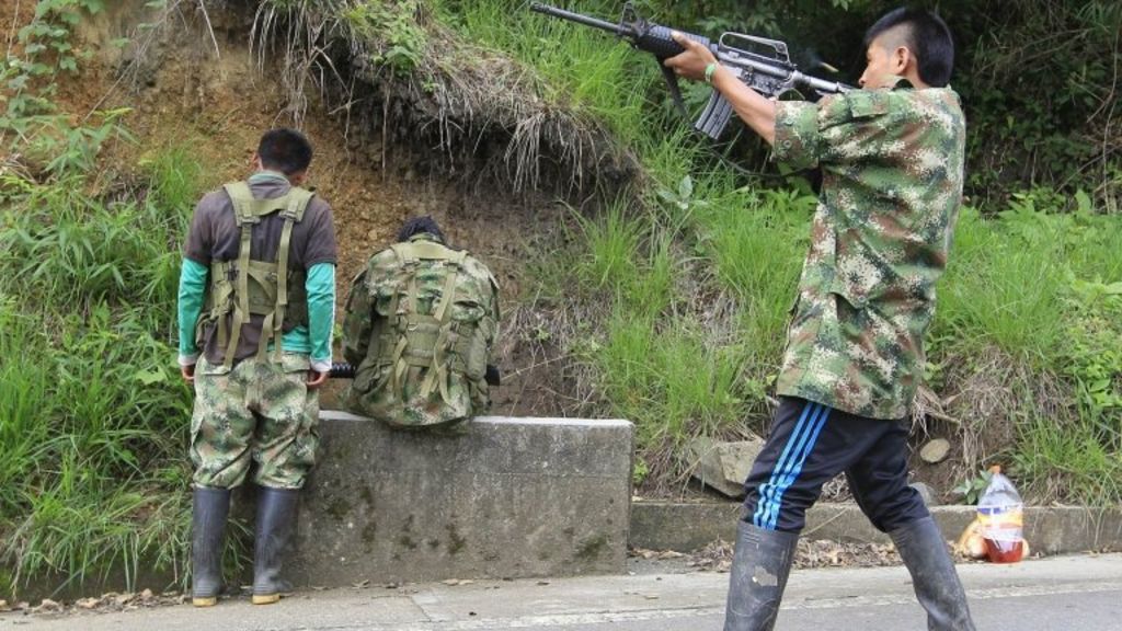 Colombian soldiers die in clashes - BBC News