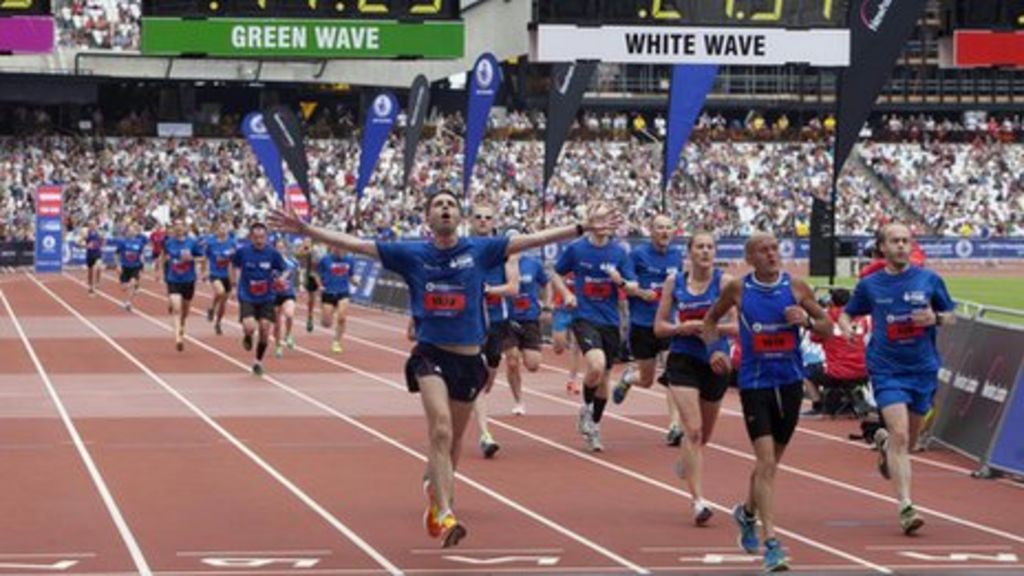 In pictures: Runners return to Olympic Stadium - BBC News
