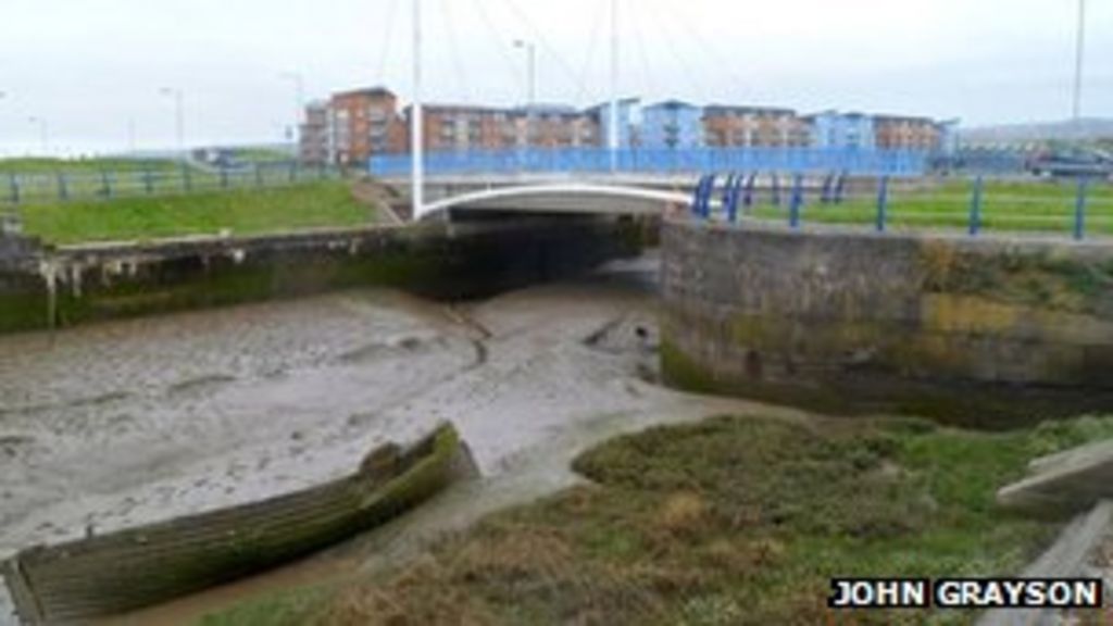 Llanelli swimmers warned of algae at North Dock - BBC News