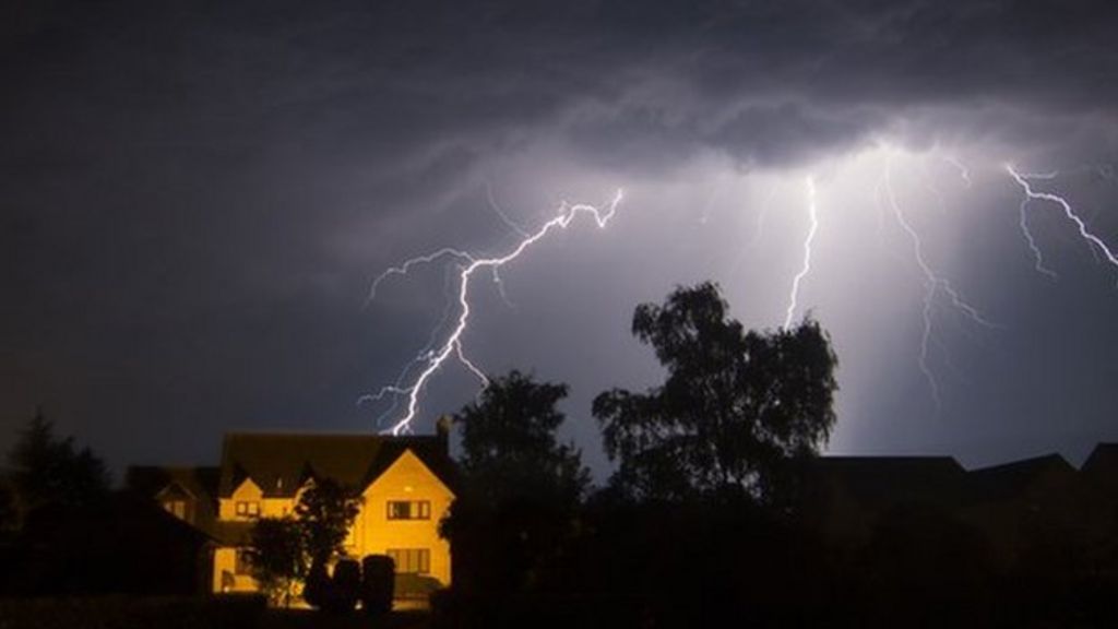 UK heatwave: Storms follow hottest day for years - BBC News