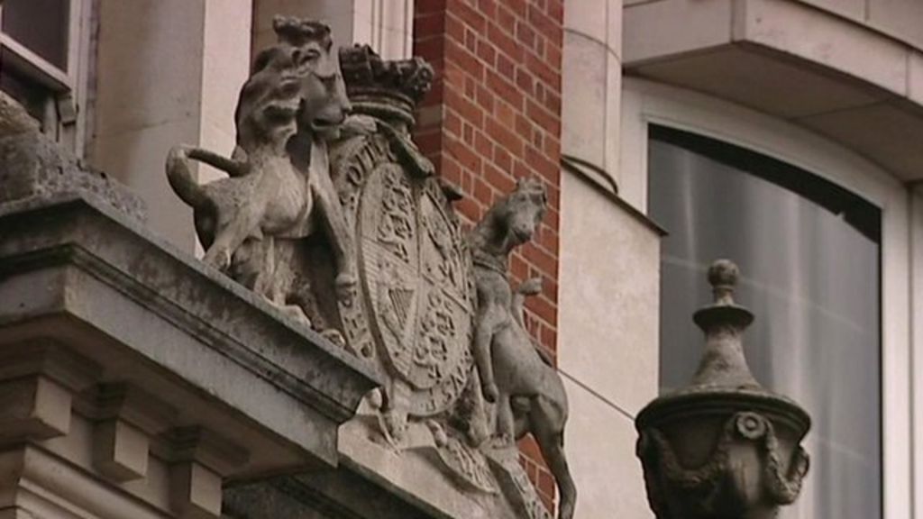 Fees for employment tribunals begin - BBC News