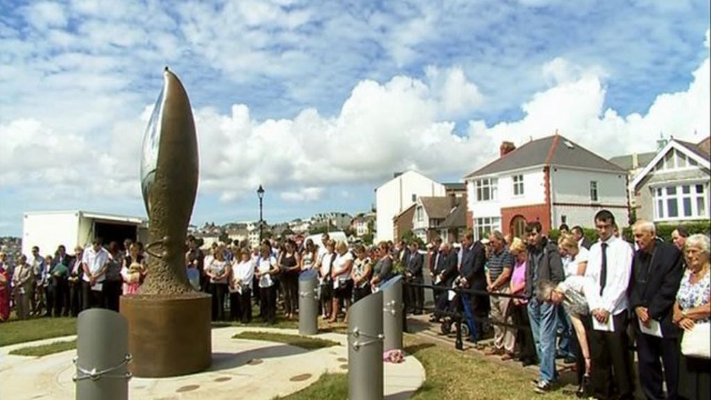 Memorial to Pembroke's Chevron oil refinery blast victims - BBC News