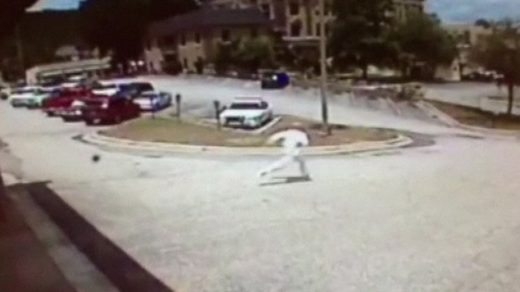 Arkansas jail escape: Footage shows prisoner on the run - BBC News