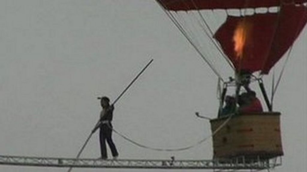 World's fastest high-wire walk record broken in China - BBC News