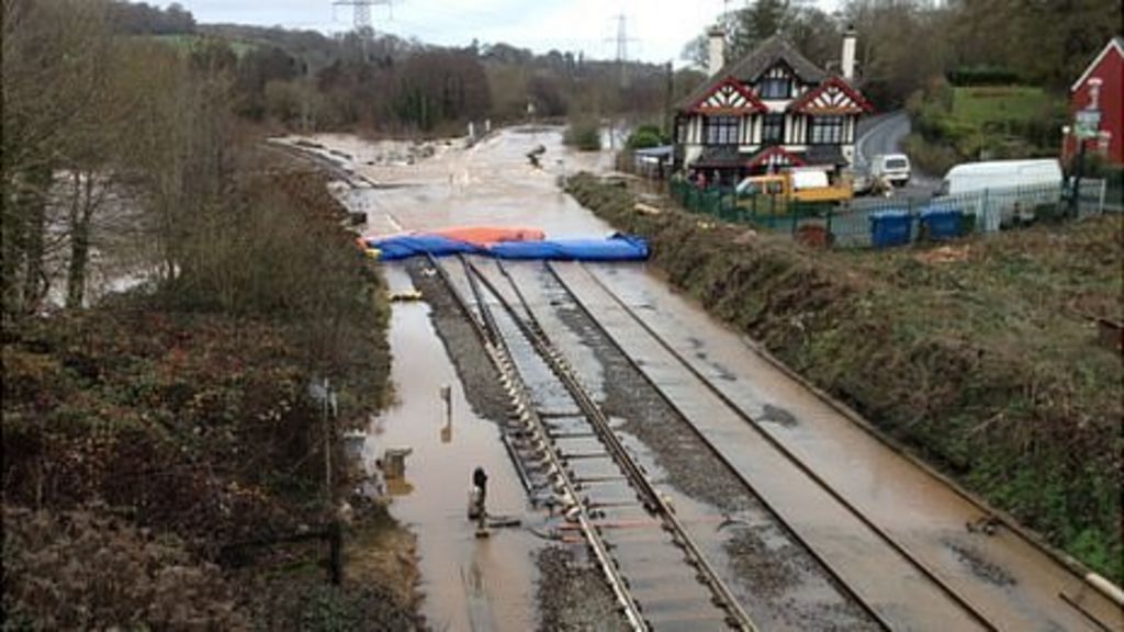 Cowley Bridge flooding concerns raised - BBC News