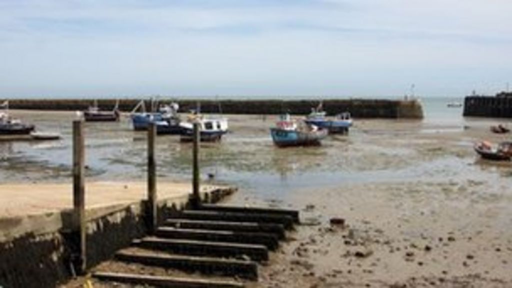 Folkestone seafront 'renaissance' plans approved - BBC News