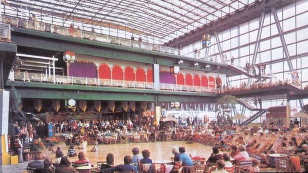 Summerland fire: Survivor recalls 'horror inferno' - BBC News