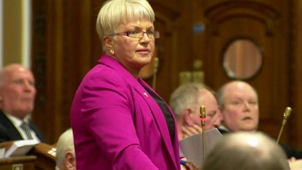 DUP councillor Ruth Patterson apologises for parade comments - BBC News