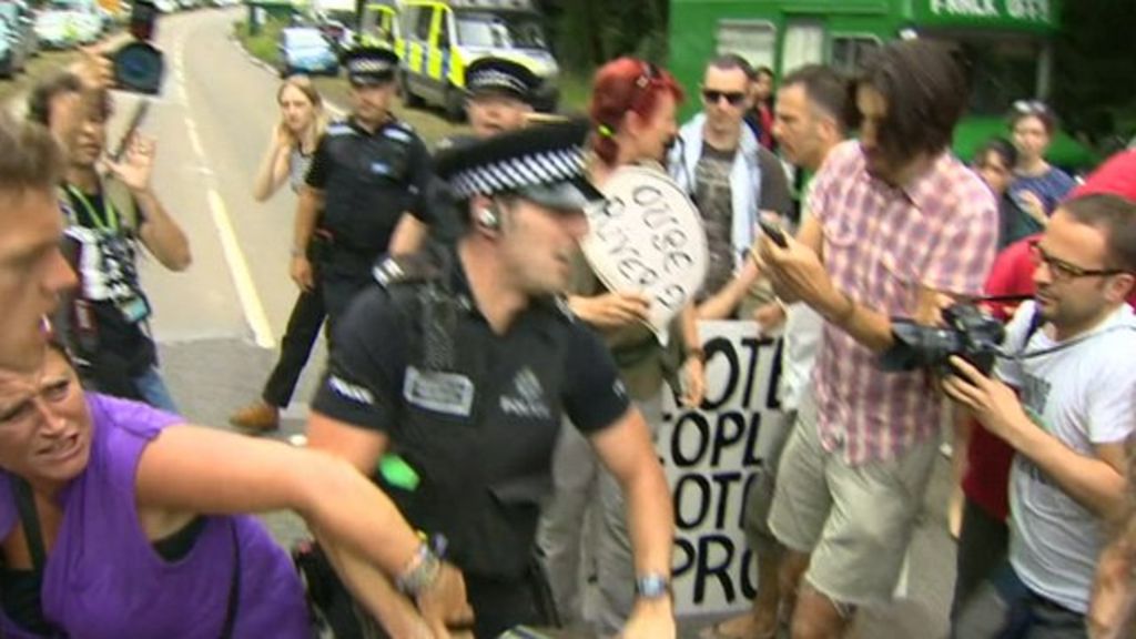 Fracking protests: Anger as drilling begins - BBC News