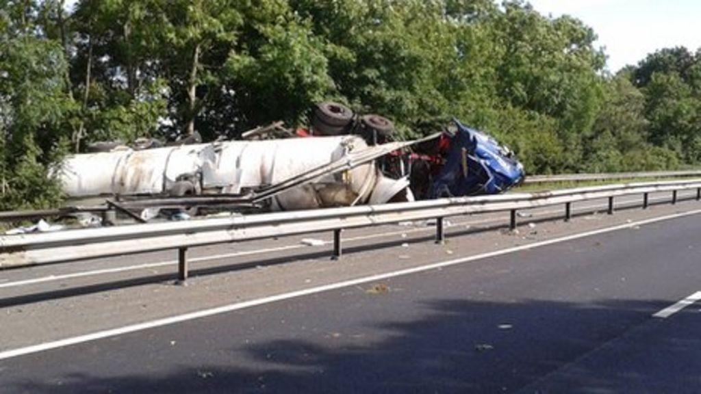 Three killed in North Yorkshire road crashes - BBC News
