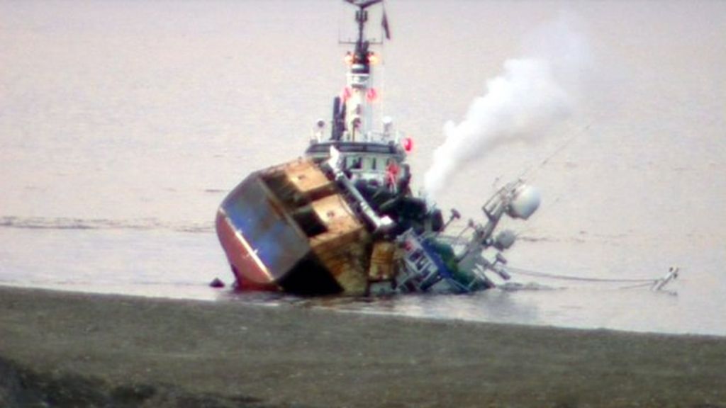 Boat sinks in Shetland harbour - BBC News