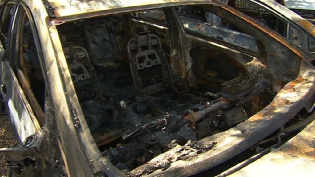Havant taxi fleet damaged by 'arson attack' - BBC News