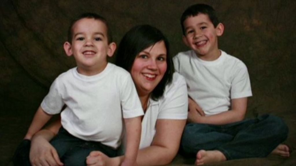 Escaped pet shop snake kills two children in Canada - BBC News