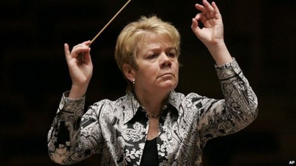 First female conductor 'proud' to lead Proms finale - BBC News