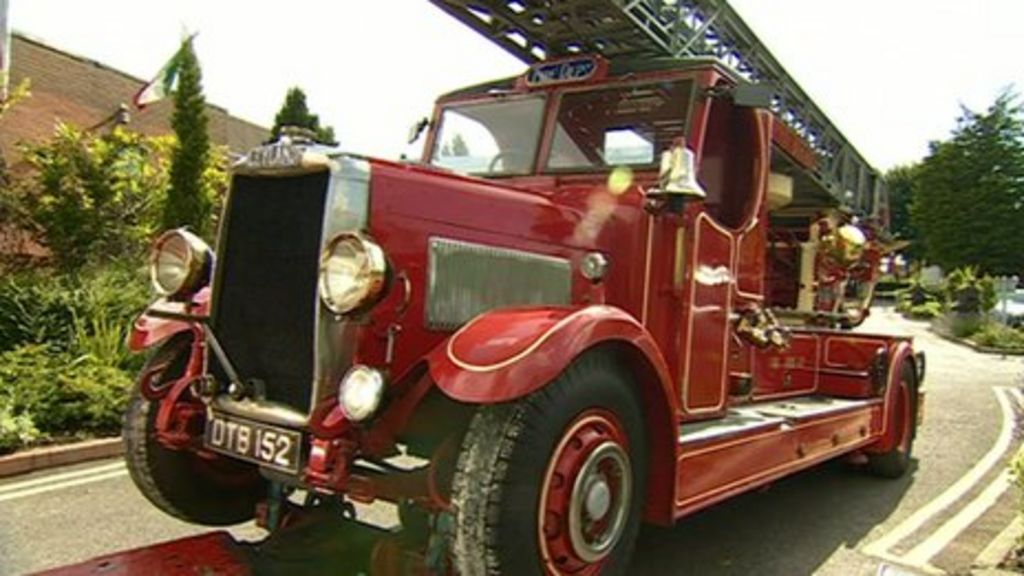 Leyland-made World War II fire engine goes on show - BBC News