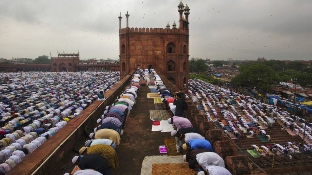 In pictures: India celebrates Eid al-Fitr - BBC News