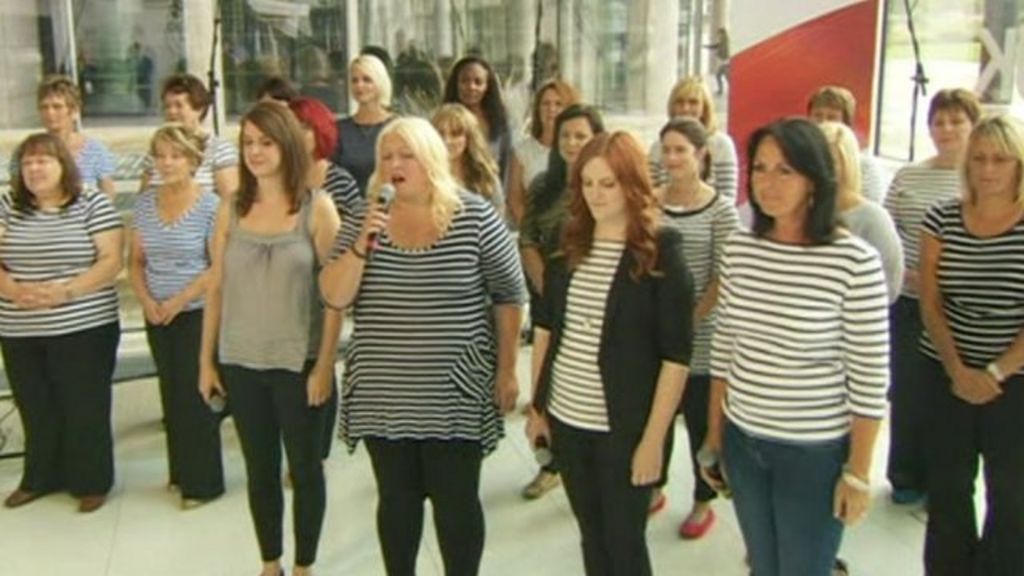 Fishwives Choir: Fishermen's fundraiser to release first songs - BBC News