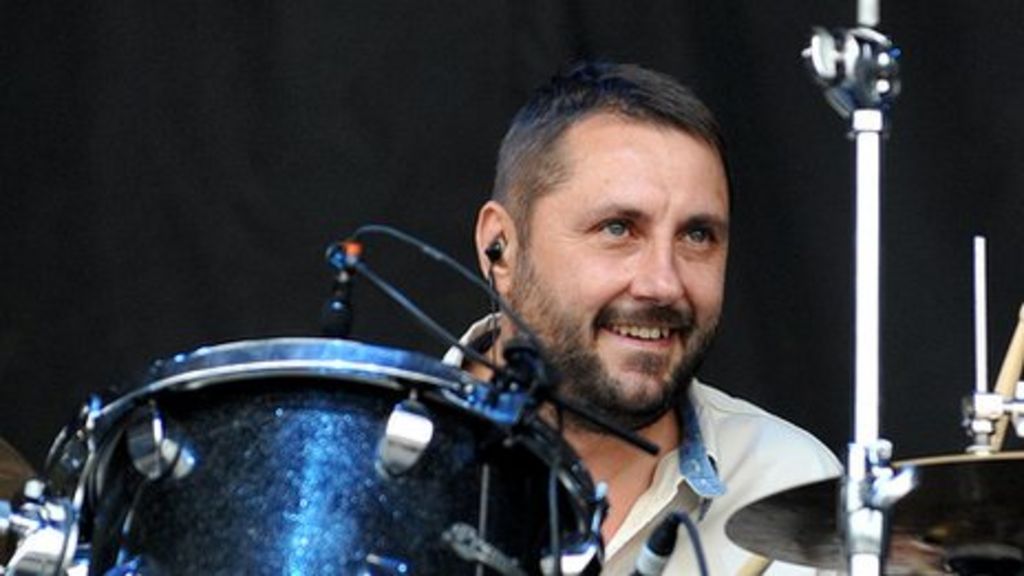 Charlatans drummer Jon Brookes dies age 44 - BBC News