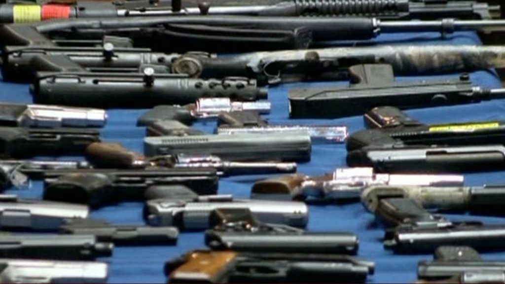 New York recovers 254 guns in 'largest-ever guns bust' - BBC News