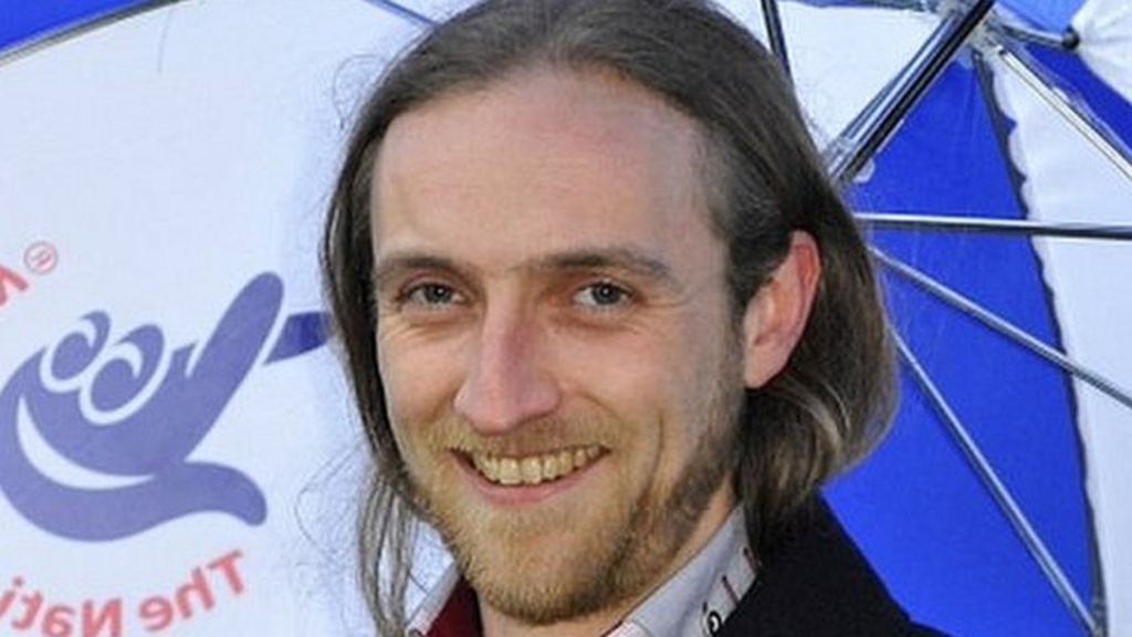 Lottery player Andrew Garth learns of £1m win - BBC News