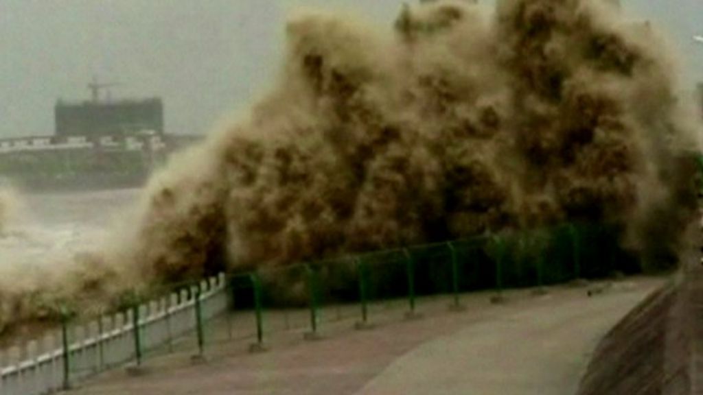 Tidal bore causes panic in China's Haining city - BBC News