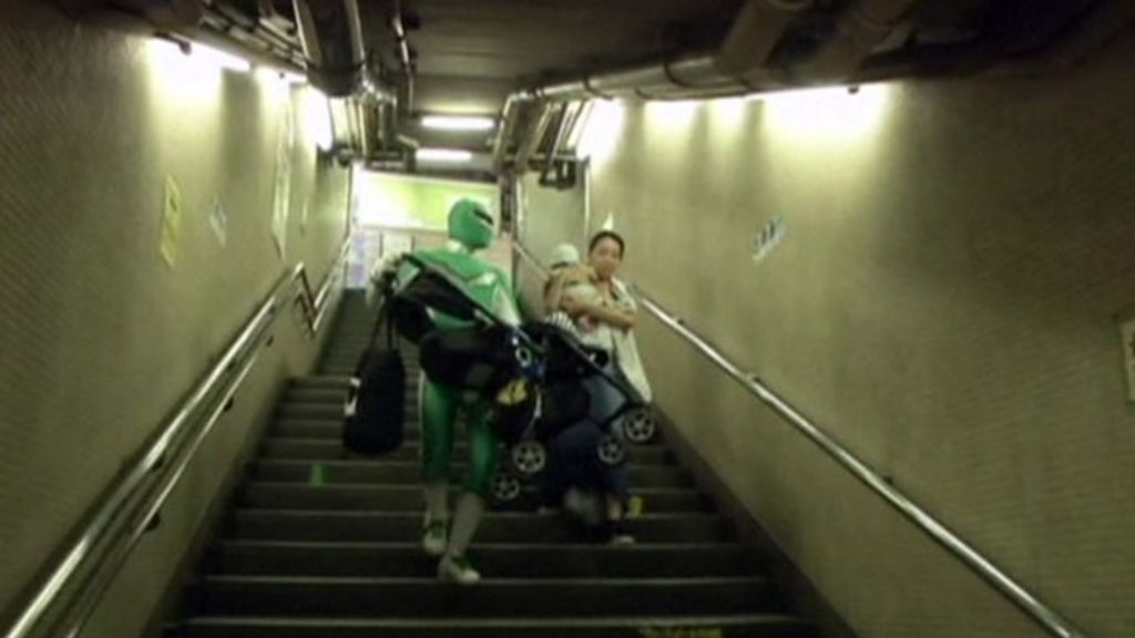 Subway superhero helps citizens of Tokyo - BBC News