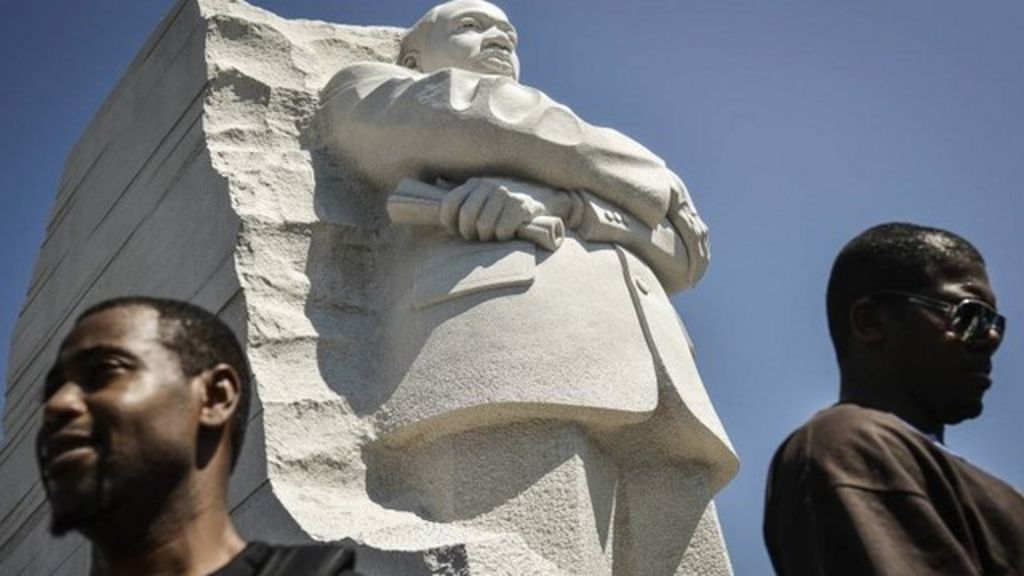 Martin Luther King rally draws thousands to Washington - BBC News