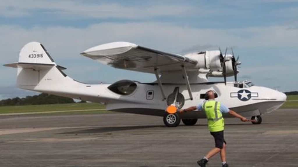 WWII Catalina seaplane flies over Cornwall - BBC News