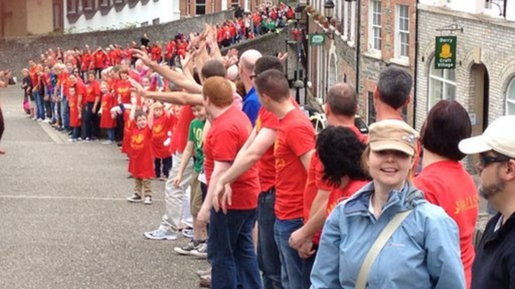 Mexican wave celebrates 400 years of Derry walls - BBC News