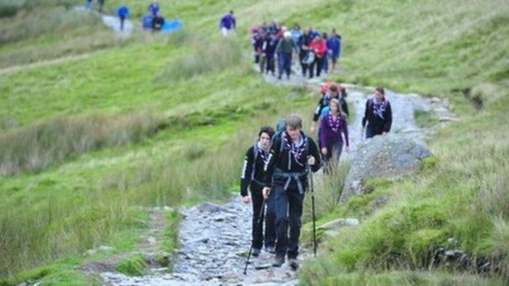 Snowdon: Climbers queue for more than two hours - BBC News
