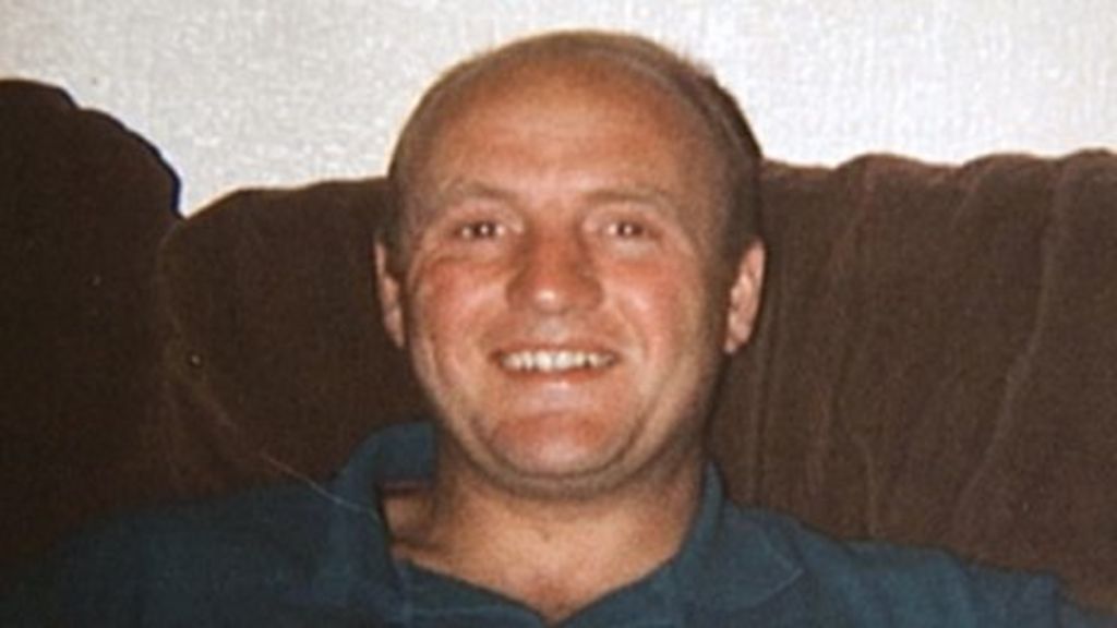 Stephen Mallon family plea over funeral - BBC News