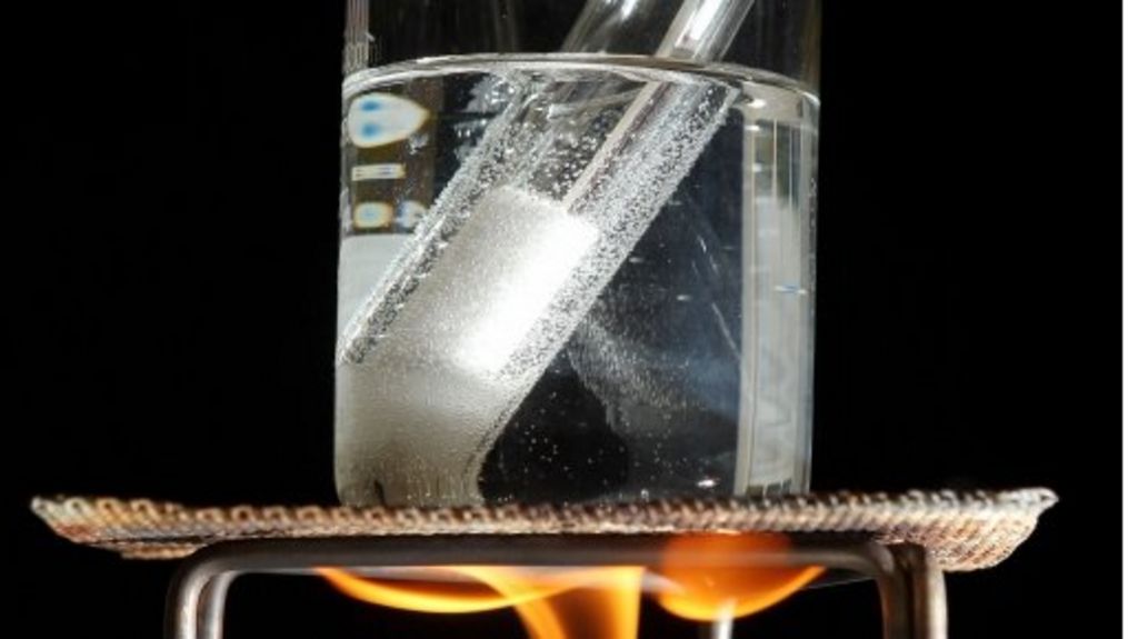 Practical science experiments 'squeezed out' at schools - BBC News