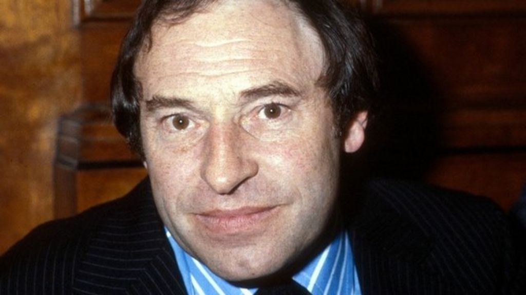Derek Quinnell on 'choirmaster' Cliff Morgan - BBC News
