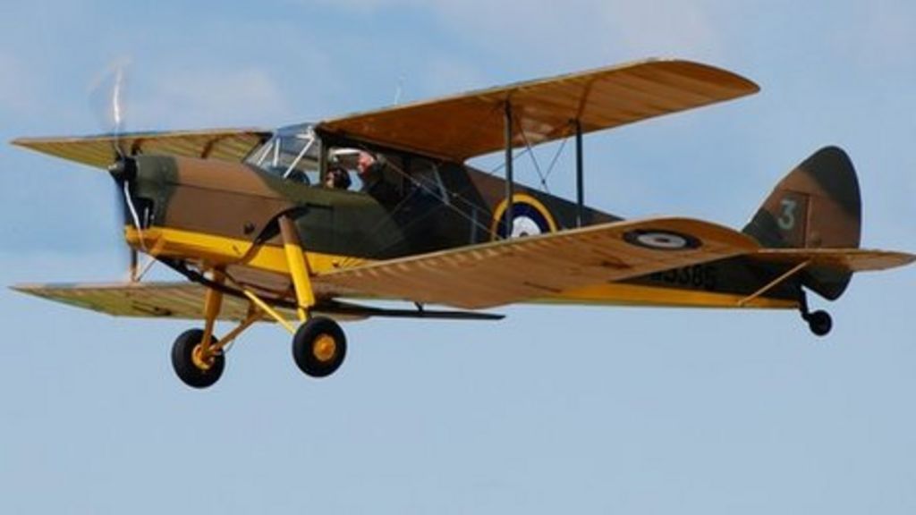 St Athan return for World War II pilot training aircraft - BBC News