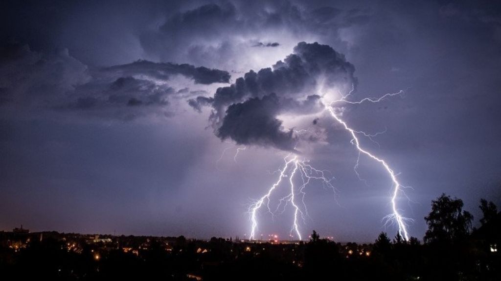Florida lightning strike kills man, injures two - BBC News